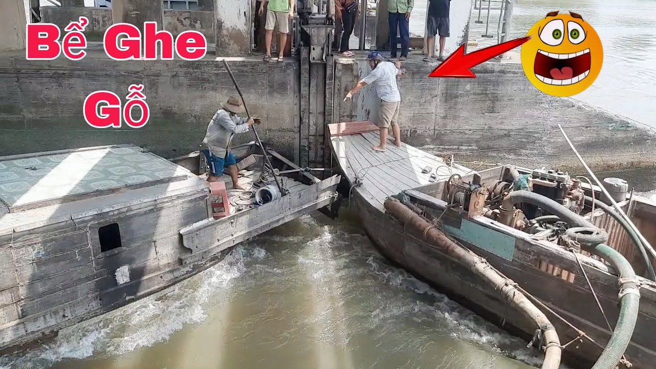 Thót tim.Hai Ghe Gỗ kẹt giữa cống gặp nước chảy mạnh - YouTube