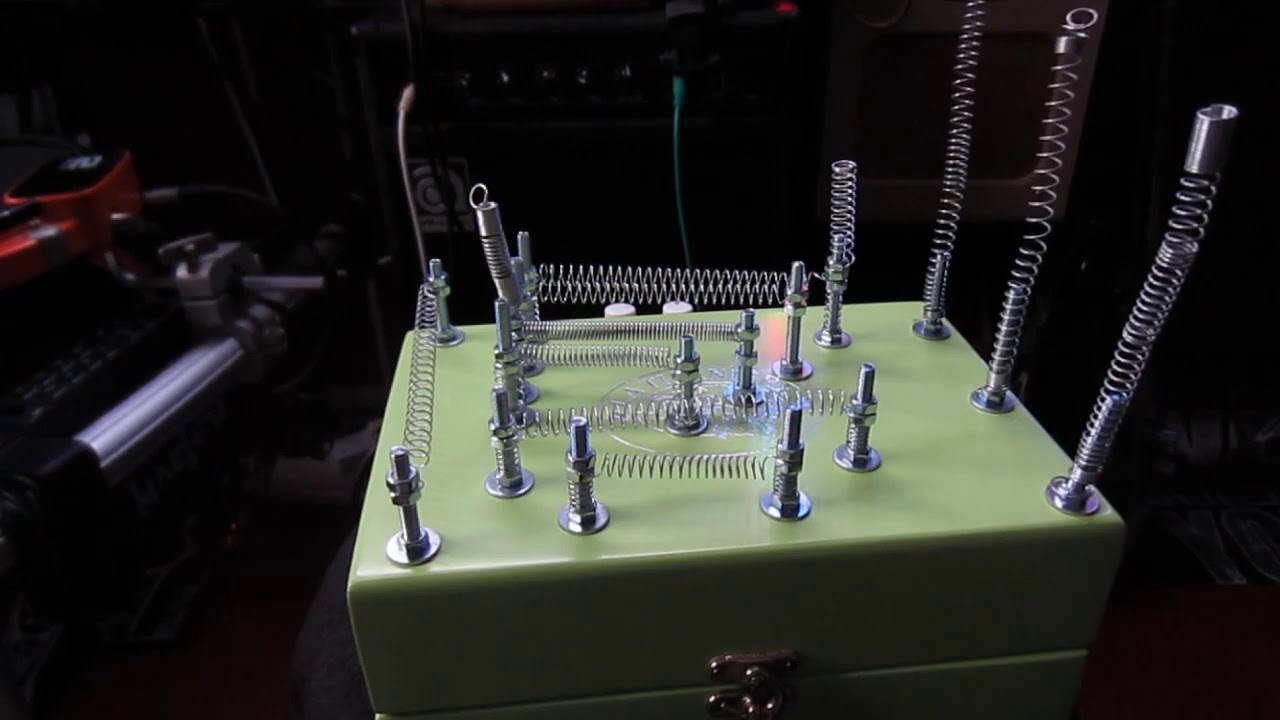 DIY spring box, boite à effets ou boîte à ressorts, Métal et bois ...