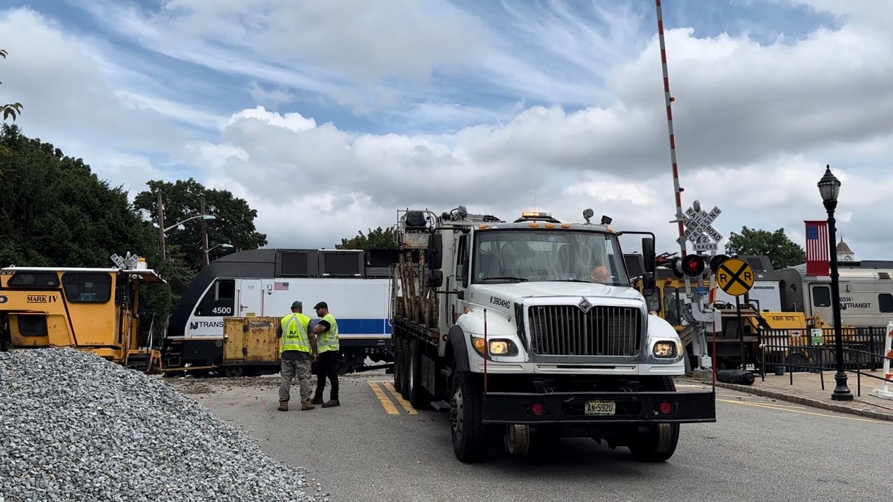 NJ Transit at Rock Rd. Railroad Crossing Under Construction - YouTube