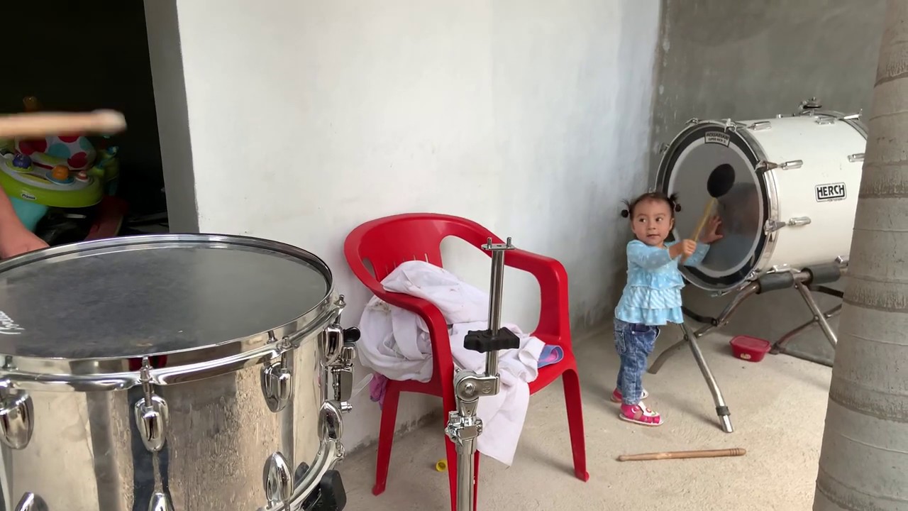 TOCANDO LA TAMBORA IRLANDA CON SOLO 1 AÑO 4 MESES - YouTube