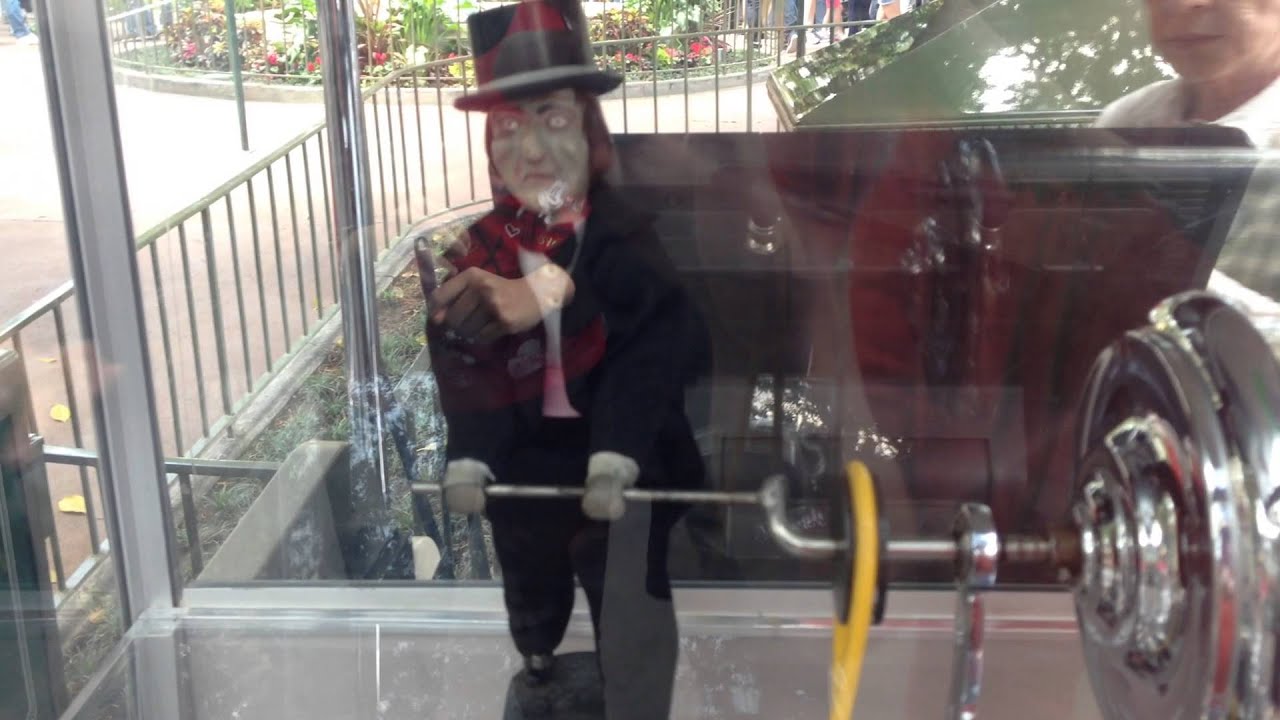 Undertaker from the Haunted Mansion making Popcorn in Disneyland - YouTube