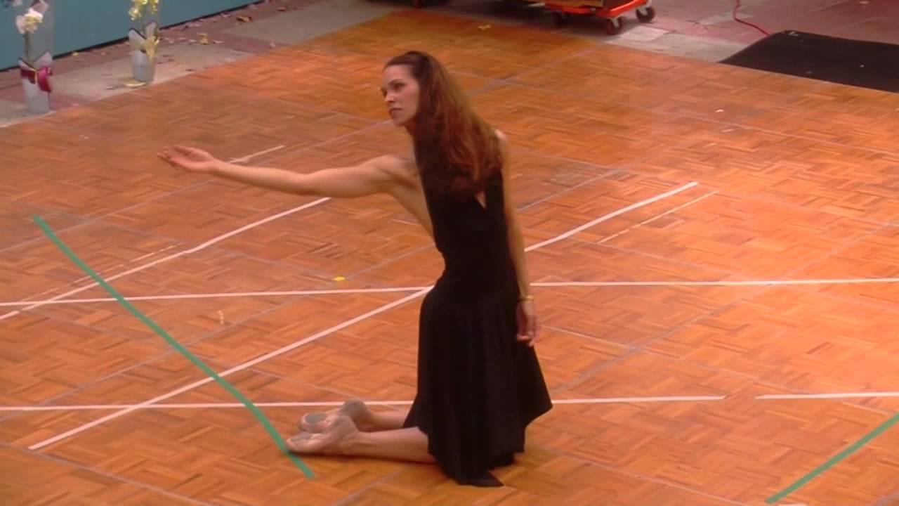 Elsa improvises a dance on the spot - YouTube