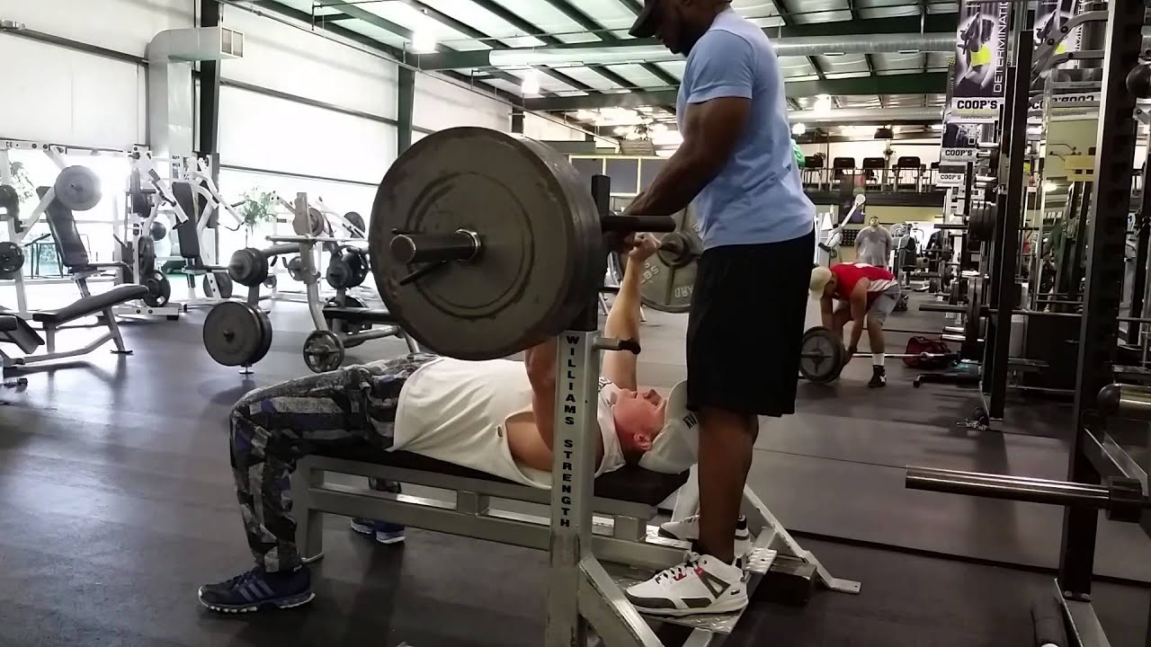 Bench press 405 - YouTube
