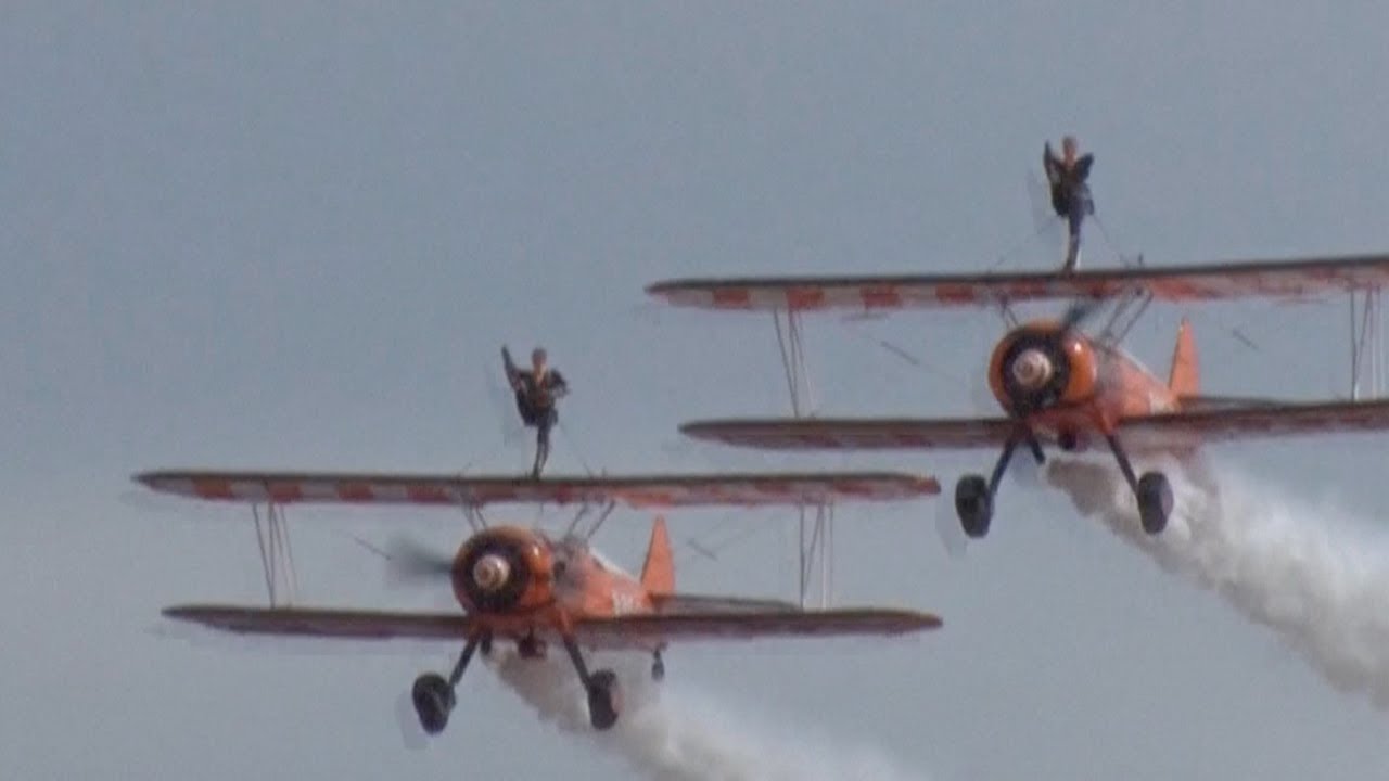 Breathtaking: Wingwalkers dance on flying planes - YouTube