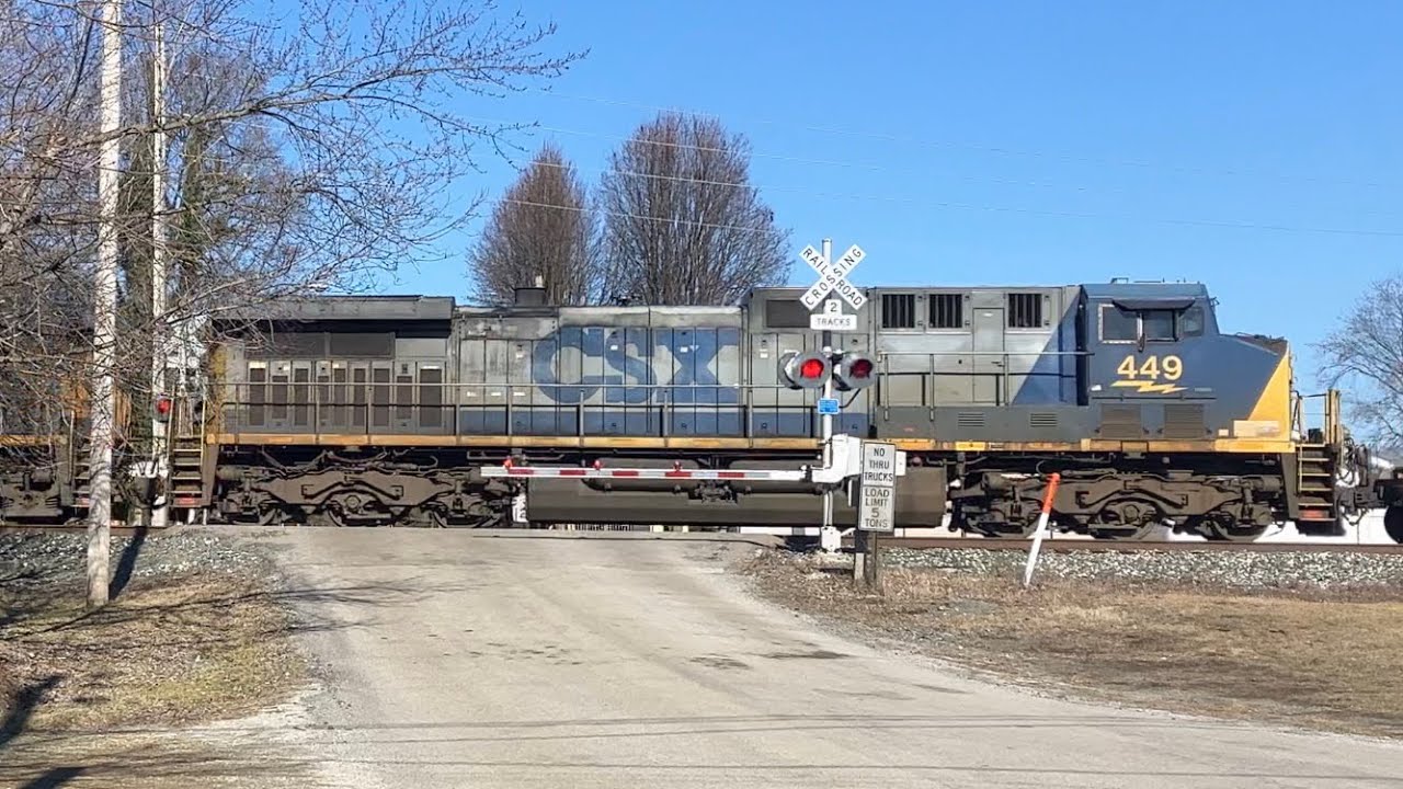 Awesome engineer gives me a horn salute! CSX 3257 leads CSX 449 through ...