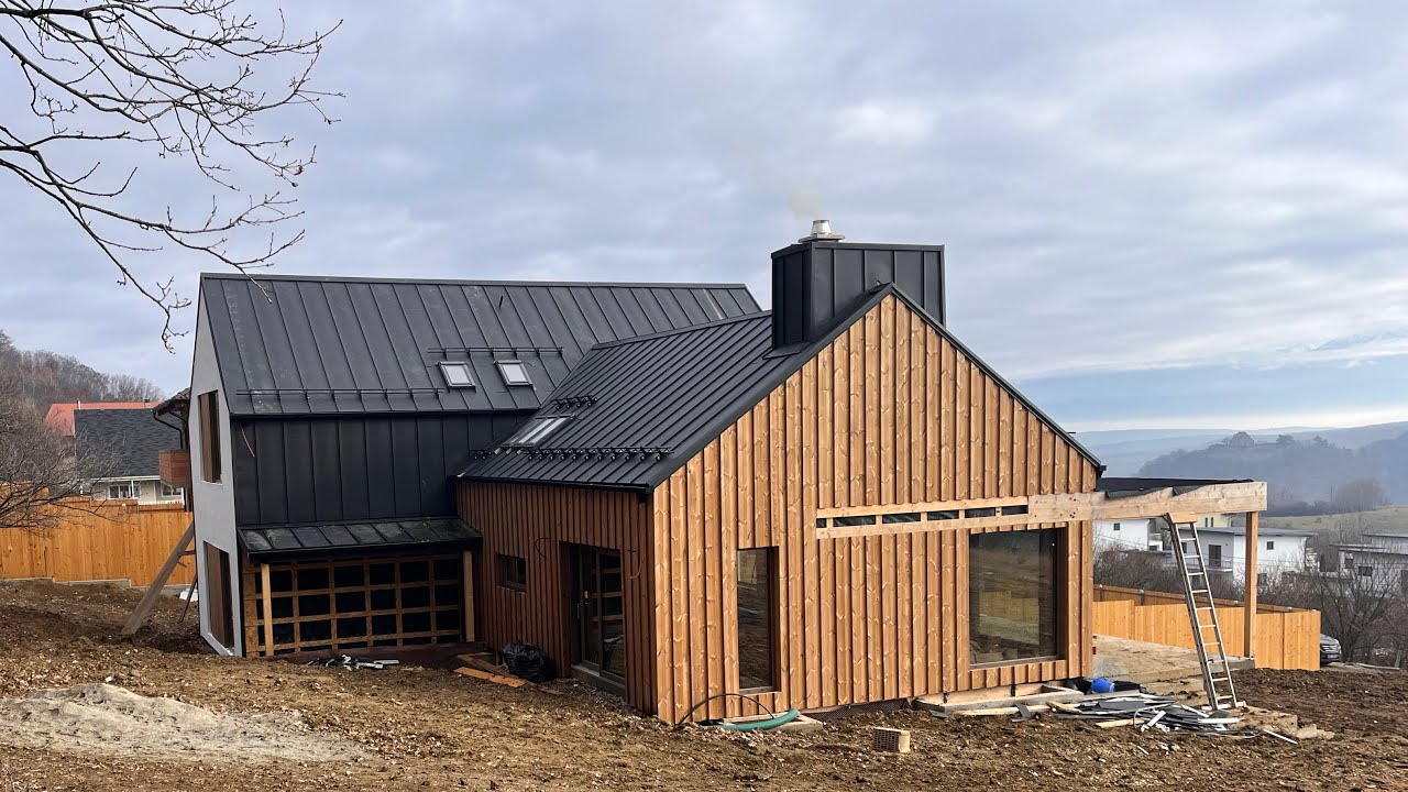 Acoperiș cu tablă click - Construcție timber frame | Casa Pădurea ...