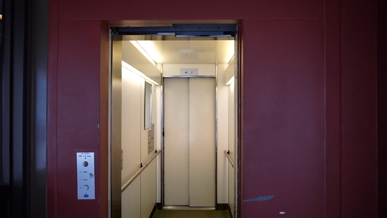 1983 KONE hydraulic elevator @ Medborgarhuset, Arvidsjaur, Sweden - YouTube