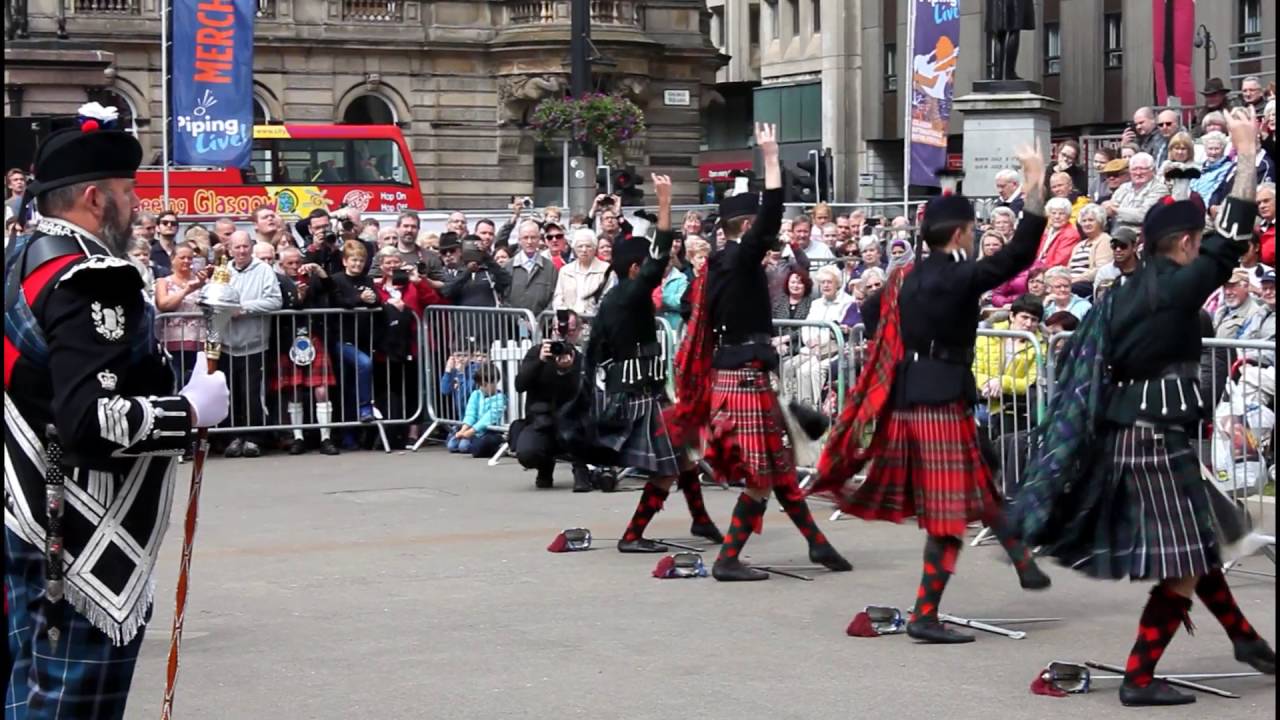 Soldiers doing the Sword Dance - YouTube