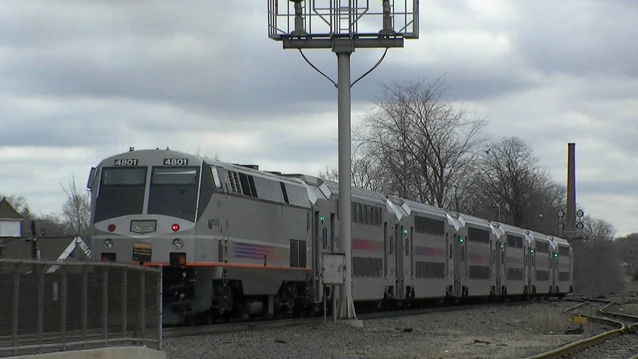 NJT P40 4801 throttles out of Bound Brook with horn - YouTube