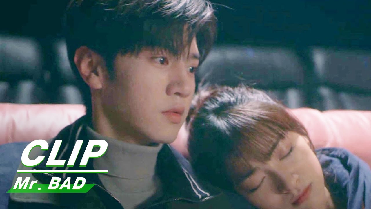 Nan Xing Rests on Wudi's Shoulders During a Movie | Mr. BAD EP11 ...