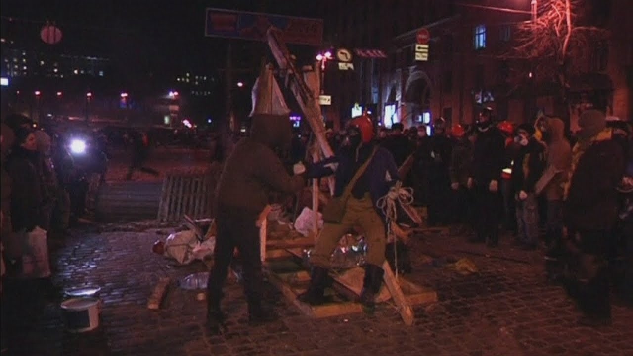 Ukraine protesters make catapult and throw Molotov cocktails - YouTube