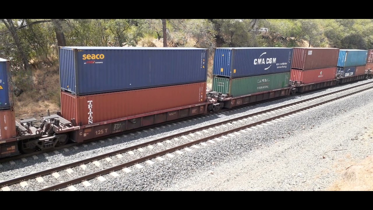 Union Pacific Eastbound at New Castle with CSX 757 - YouTube
