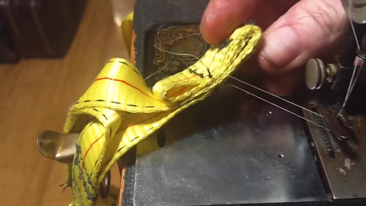 1920 Singer 15 sewing Webbing - YouTube