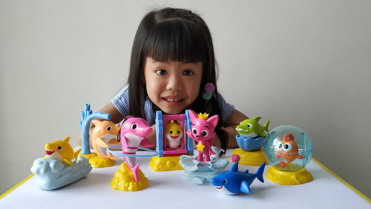Bianca Plays and Learns Colors with Baby Shark Toys - YouTube