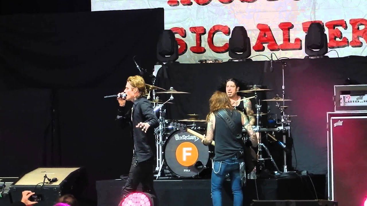 Buckcherry - Sorry (Live) - YouTube