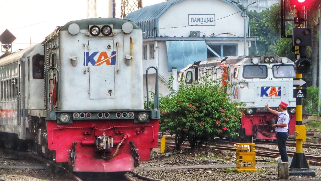 CC 201 VS CC 206 BALAPAN MASUK STASIUN BANDUNG ! SEKALIAN MOMENT ...