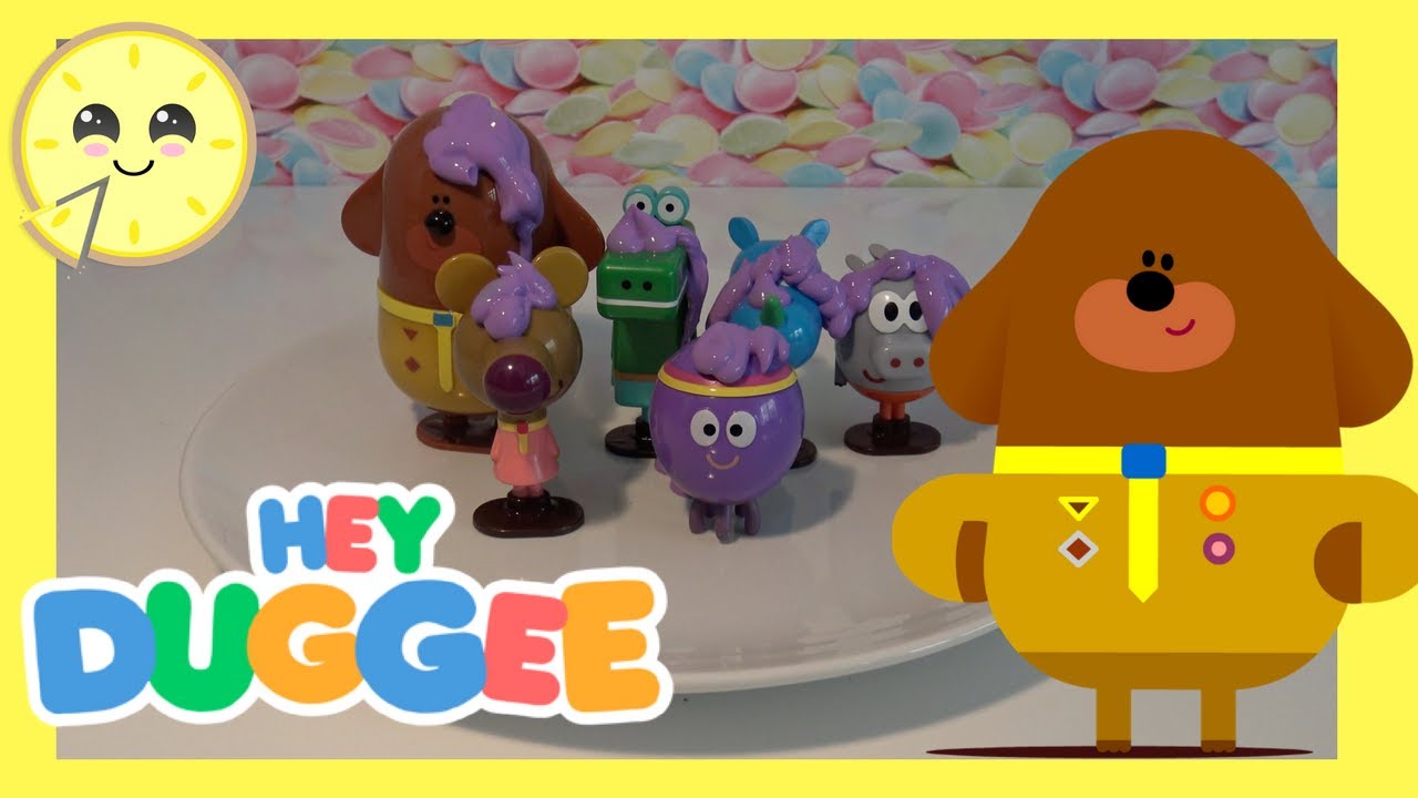 HEY DUGGEE get covered in Colorful Colourful PAINT Best Messy Play ...