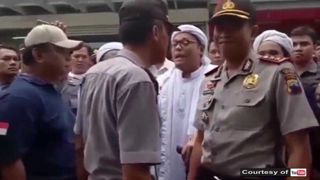 POLISI SRAGEN HADANG SWEEPING FPI - YouTube