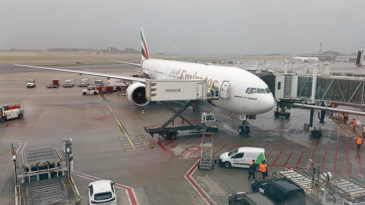 Emirates Flight EK184 : Boeing 777-300ER (77W) ''A6-EQO'' Takeoff at ...