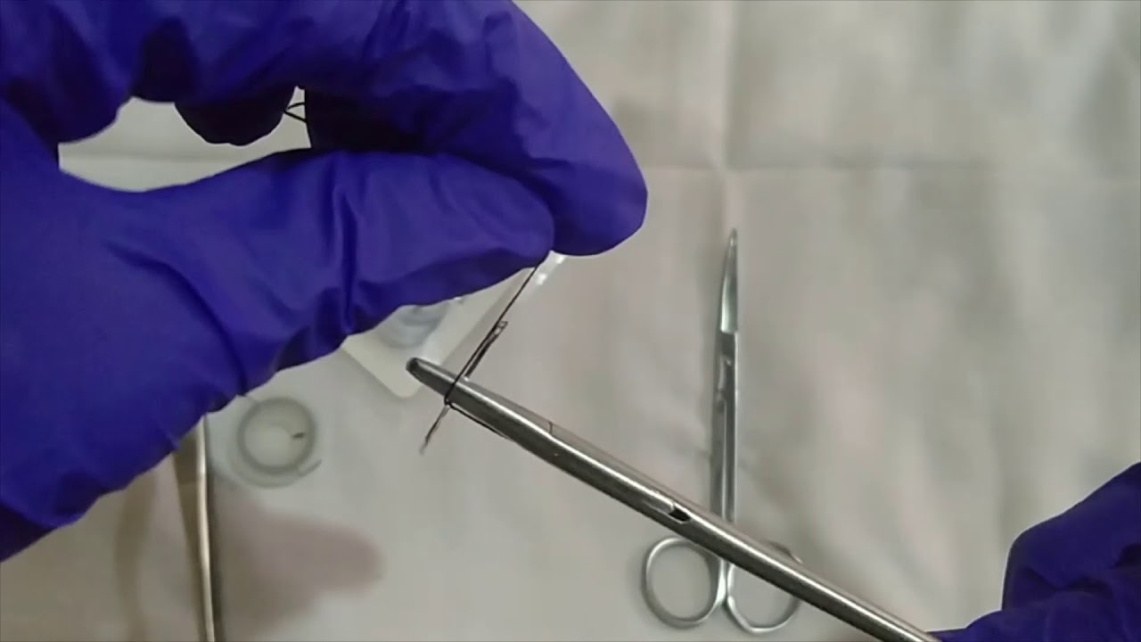 Bagaimana cara memasukkan benang jahit ke jarum bedah ? || Medical ...