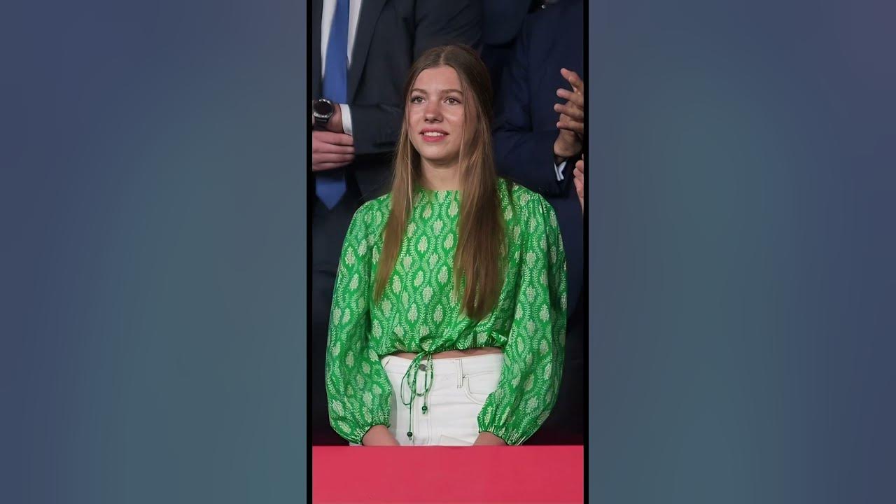 الأميرة صوفيا من إسبانيا مع والدها اثناء تسليم كأس الملك الاميرهليونور Youtube