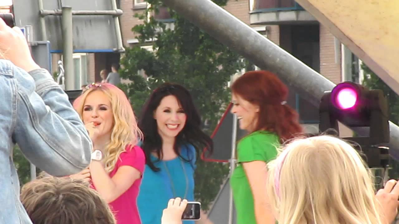 K3 IN EDE met Alice in wonderland - YouTube