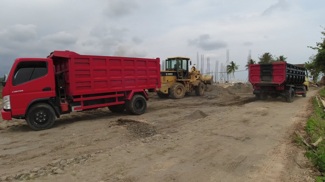 XGMA XG95H Wheel Loader Loading Sand On Mitsubishi Fuso Dump Trucks - YouTube