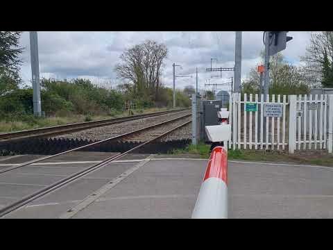 Stocks Lane Level crossing, Oxfordshire - YouTube