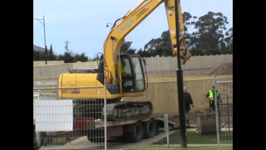 Excavator loading on float trailler. - YouTube