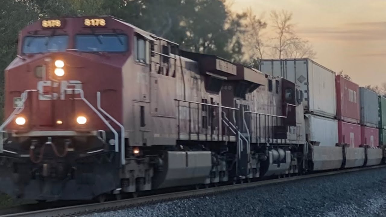 CP 118 Southbound and CP 421 Northbound with an amazing 6 locomotive lash-up - YouTube