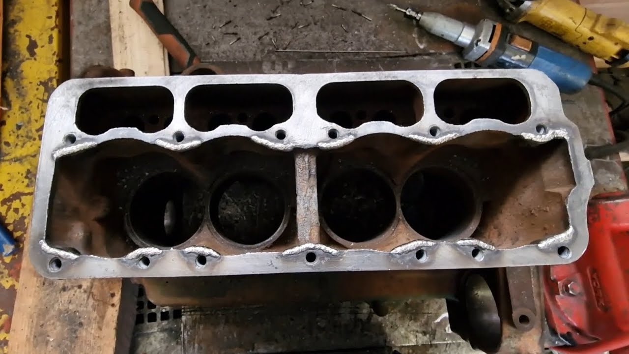 Svařováni bloku motoru z veterána z roku 1937. Welding an engine block ...