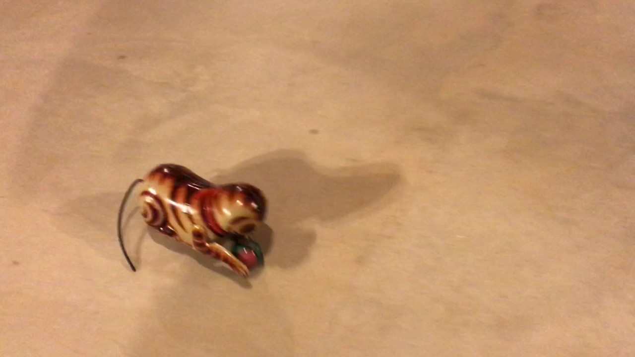 1960's Da Guenmo Tin Wind up Cat Toy - YouTube