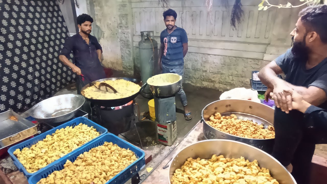 Besan Pakoray Muharram Niyaz at Sabeel | Pakode | Free Food ...
