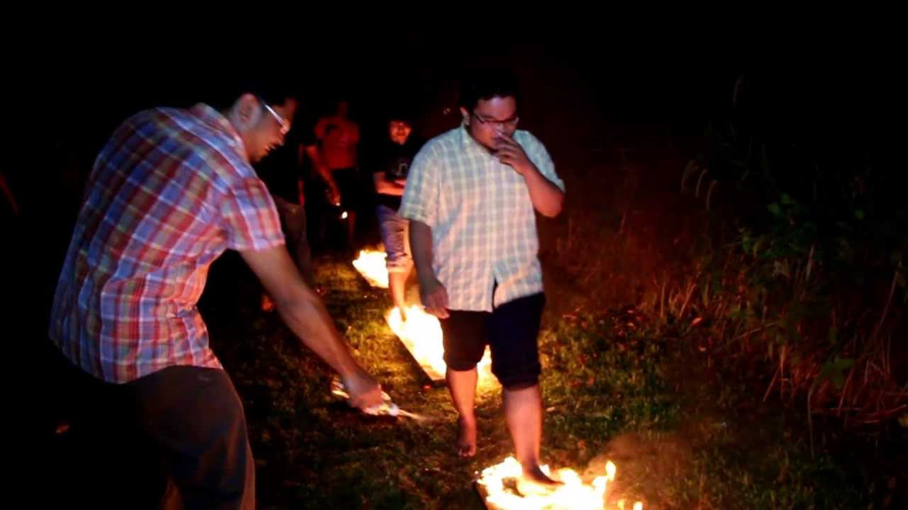 Main bola api kepala hantu, di rumah Uncleseekers di Janda Baik - YouTube