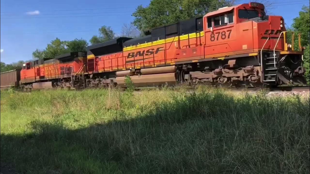 Westbound BNSF 9287 pulling Empty Coal Hoppers - YouTube