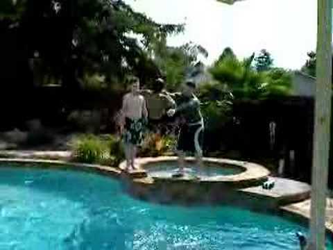 Backyard Wrestling Moves In The Pool-Chokeslam - YouTube