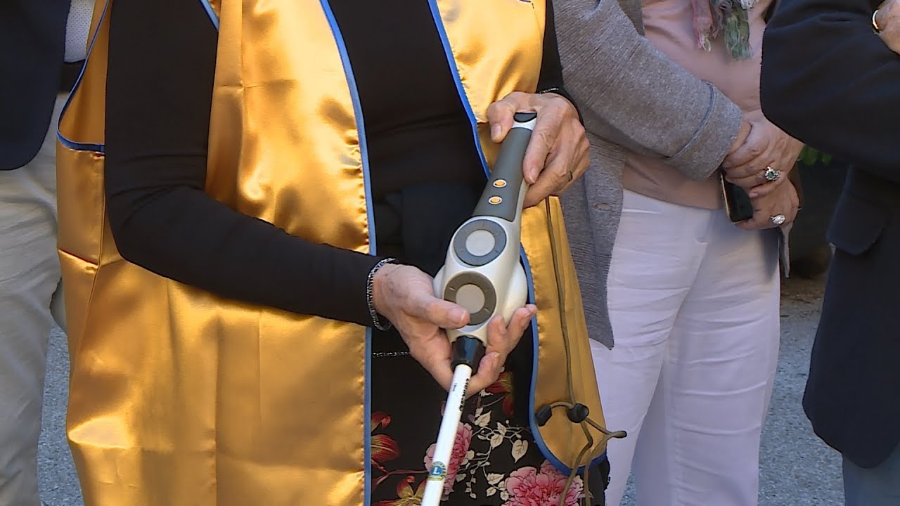 I Lions acquistano 4 bastoni per non vedenti - YouTube