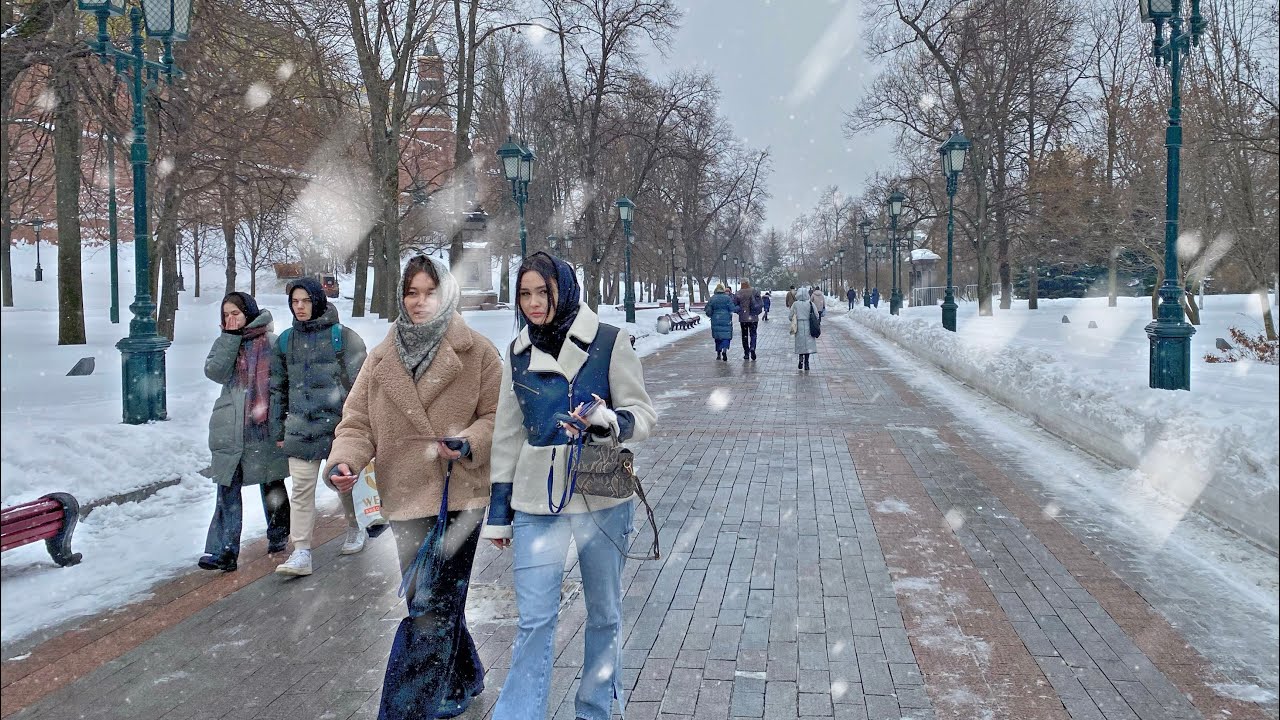 ️ HARD CLIMATE IN RUSSIA MOSCOW SNOWFALL🇷🇺 | ALEXANDER GARDEN - YouTube