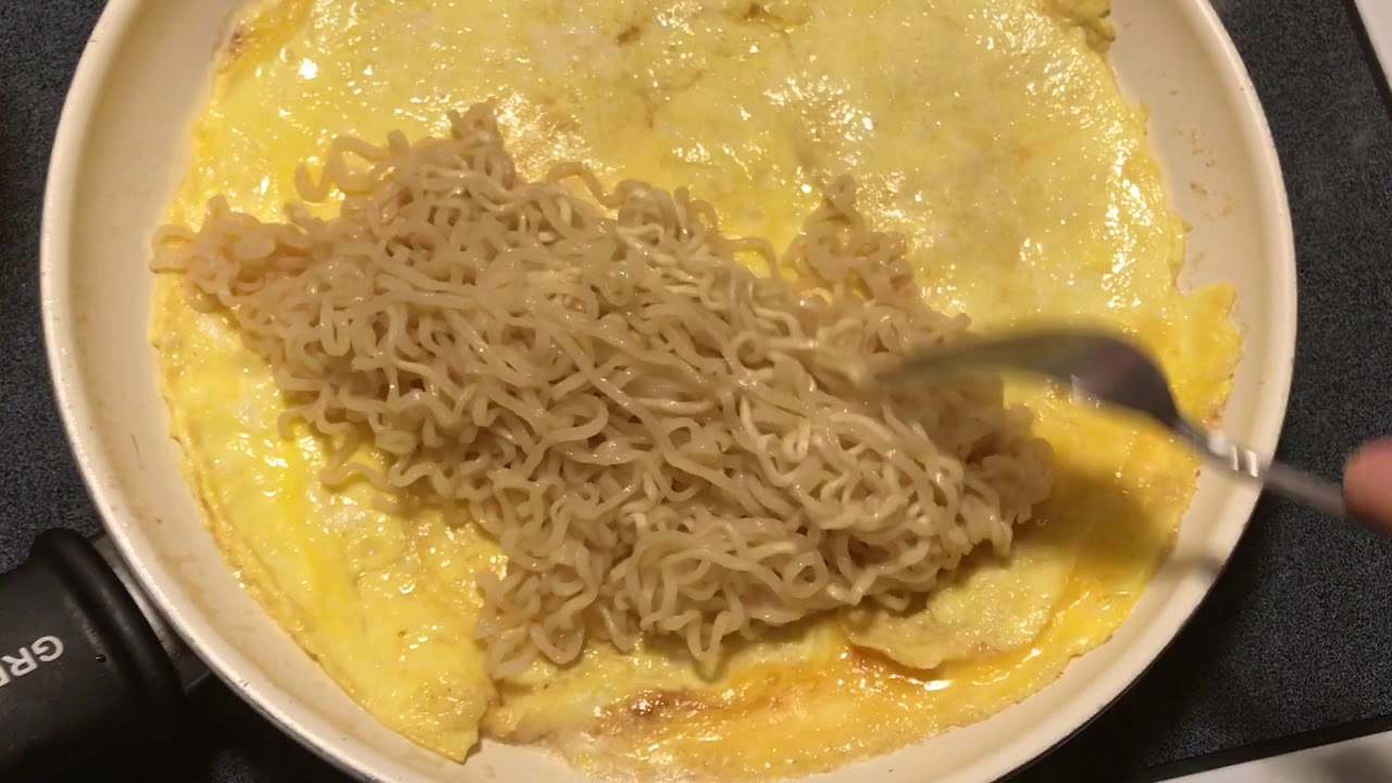 Omelette with ramen noodles - YouTube