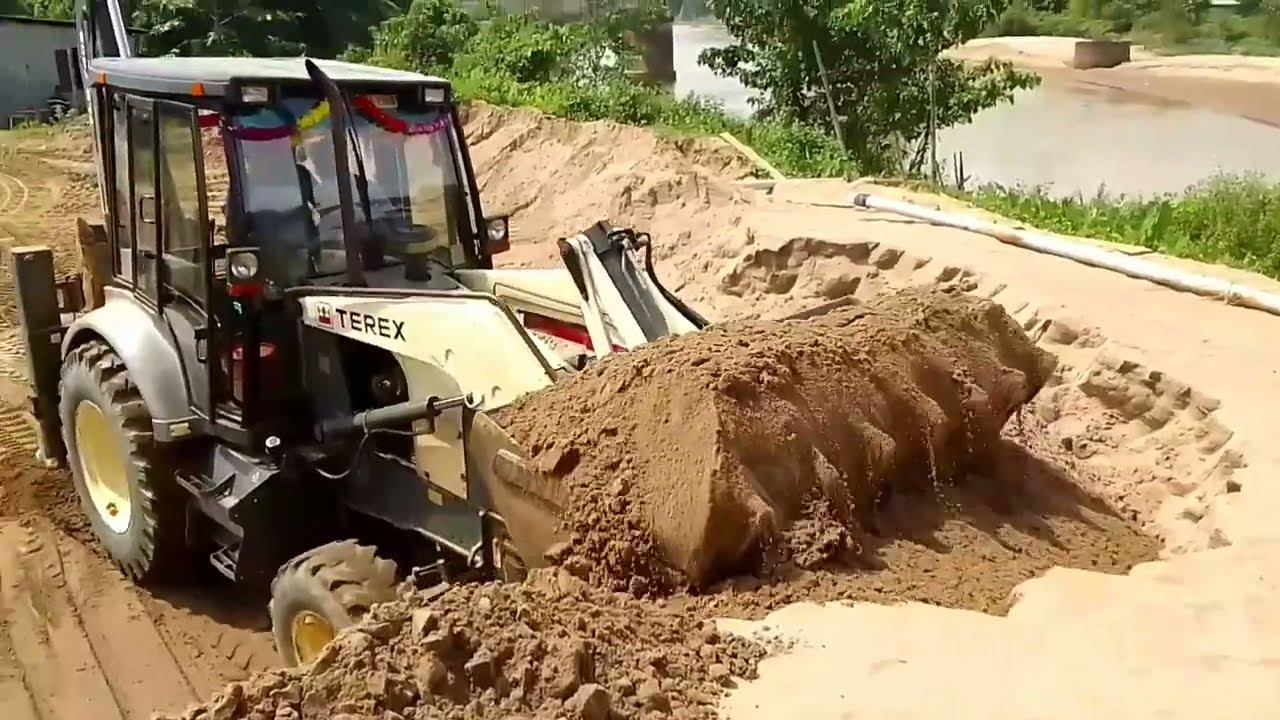 TEREX JCB Backhoe Working Video, Loading Sand/ Mahindra Maxx, Bolero ...