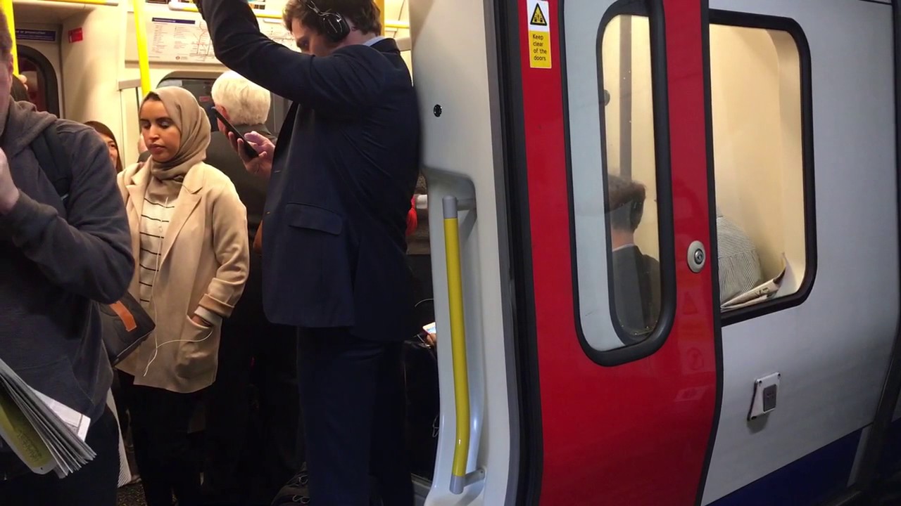 London Underground District Line Rush Hour at Westminster - YouTube