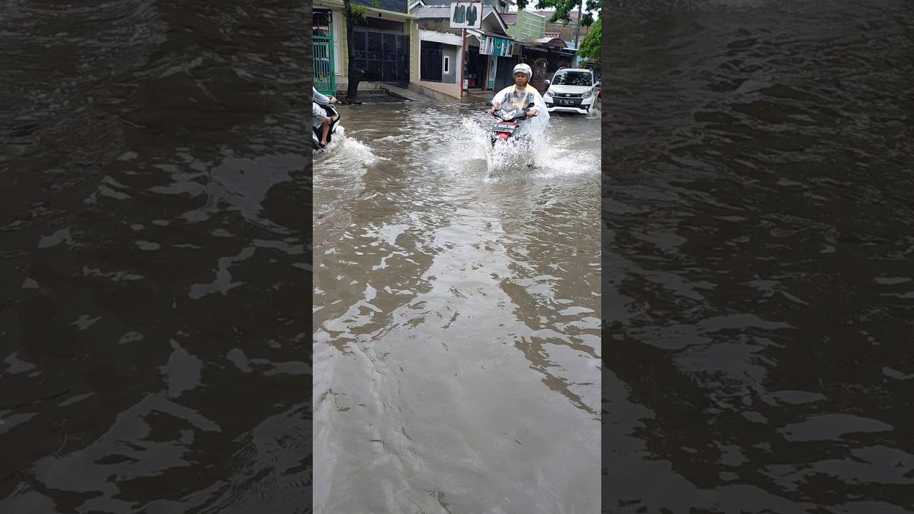 Banjir Februari 2020 , Villa Tomang Baru mau ke Jembatan Kali ...