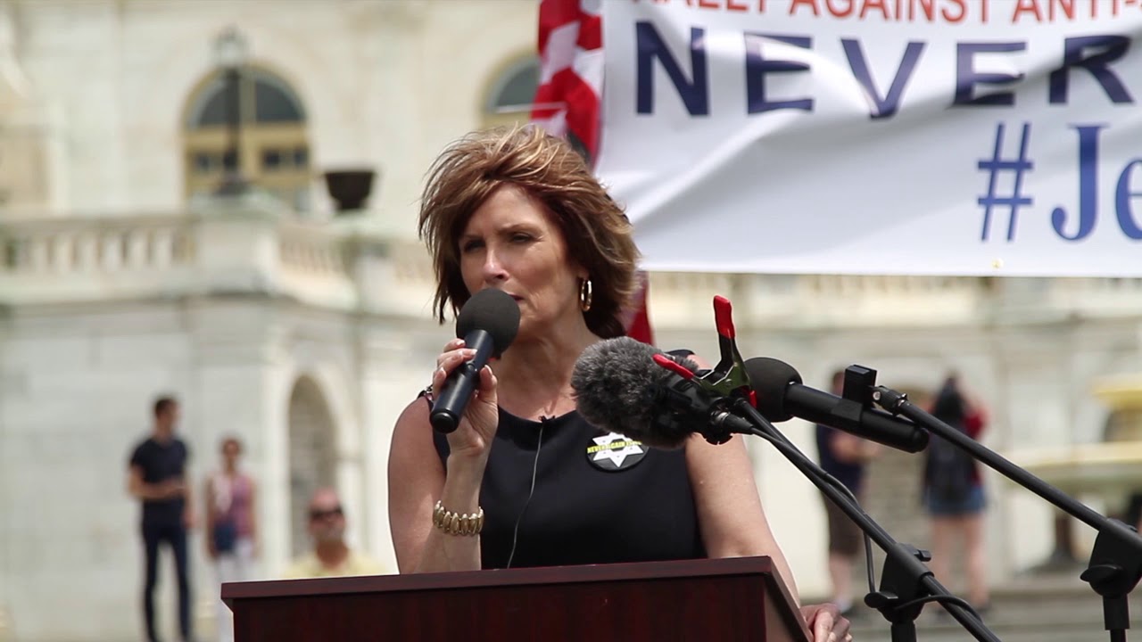 Laurie Cardoza Moore Speaks against Ilhan Omar at Jexit Rally in ...