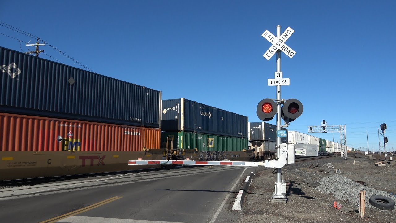 UP 2650 Z-Train Intermodal North - S Mckinley Ave. Railroad Crossing, Stockton CA - YouTube