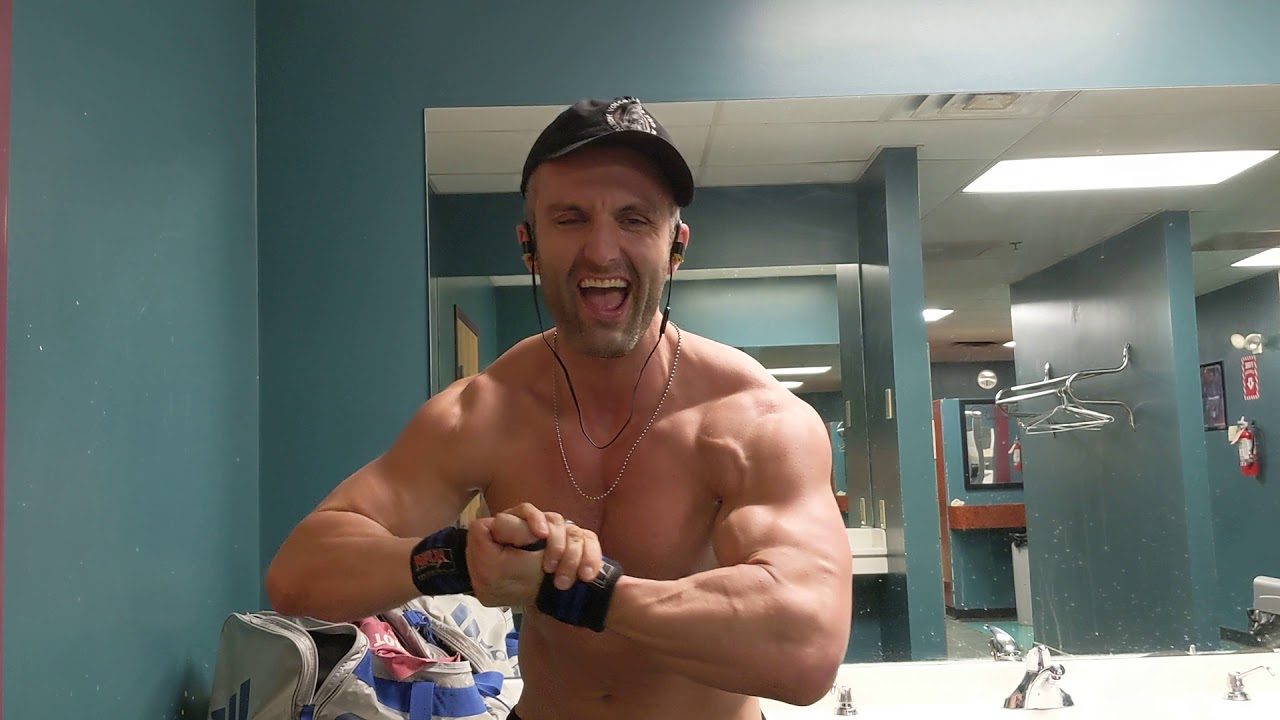 Little arm workout posing session after training men's physique ...