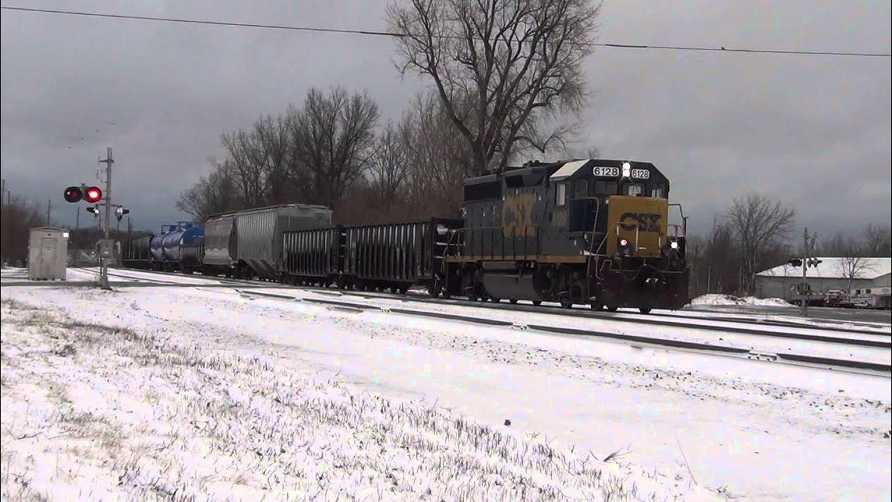 CSX 6128 in the snow GP40-2 with the Lima Husky Yard Job train Y101 - YouTube