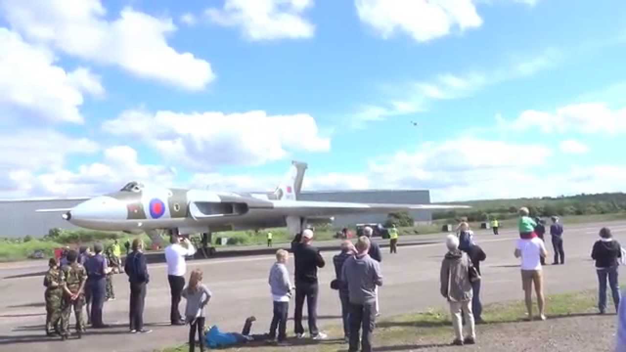 Vulcan XH558 displays over Vulcan XM655 - Wellesbourne Wings and Wheels ...