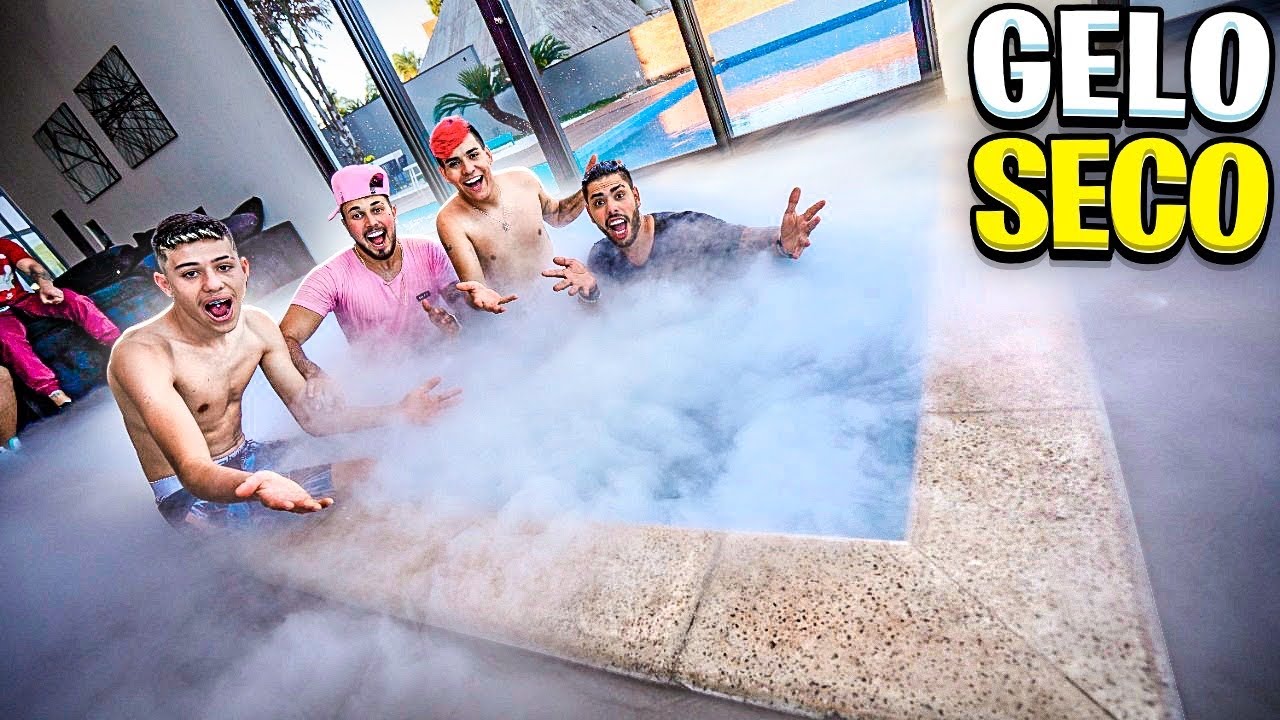 JOGUEI 16 KG DE GELO SECO NA NOSSA PISCINA * manoooooo olha como ficou ...