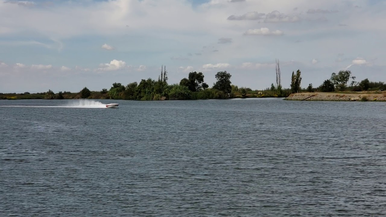 Hookie day Howard 525efi 82 mph - YouTube