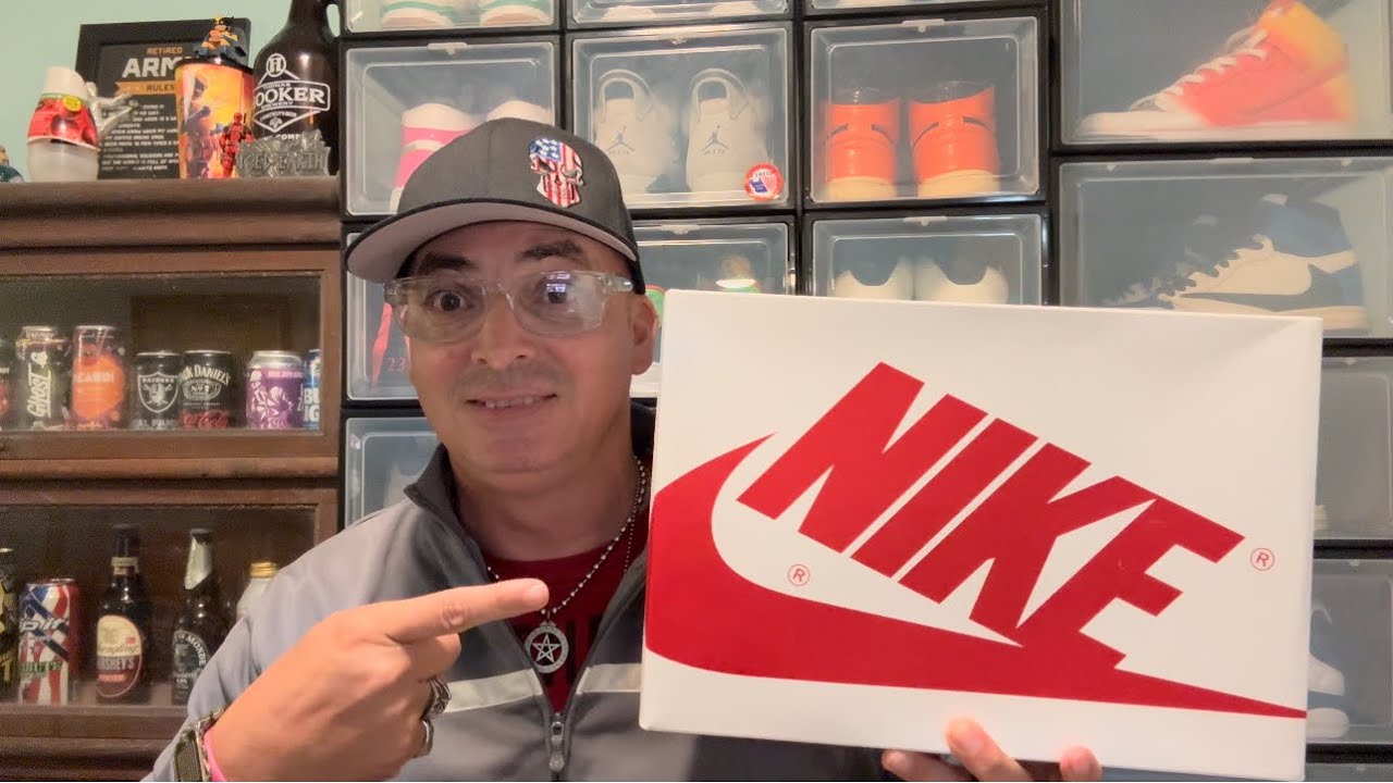 Unboxing The Air Jordan 1 University Red - YouTube